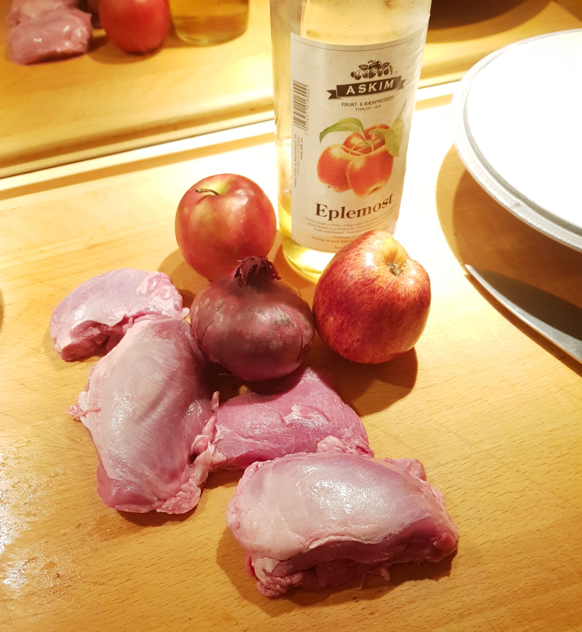 Svinekjaker med løk og eple – CITRUSFRUKTEN