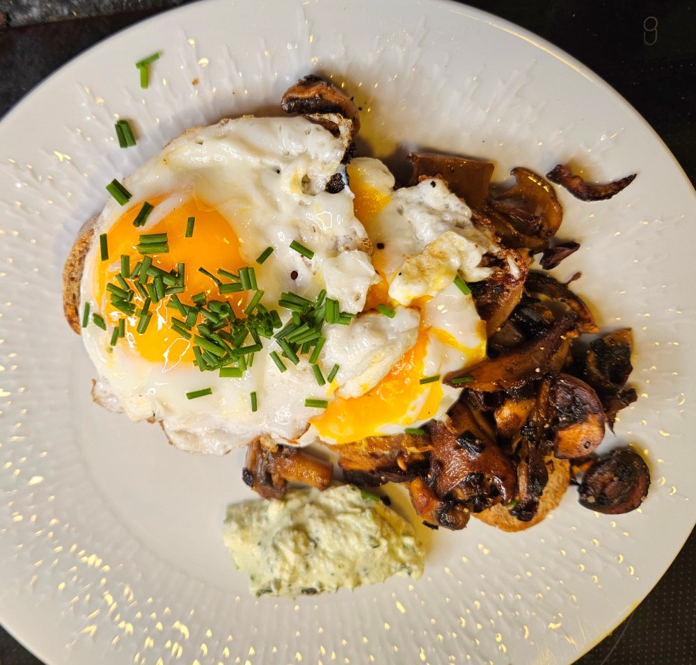 Ristet grovbrød med stekt sopp og egg – CITRUSFRUKTEN